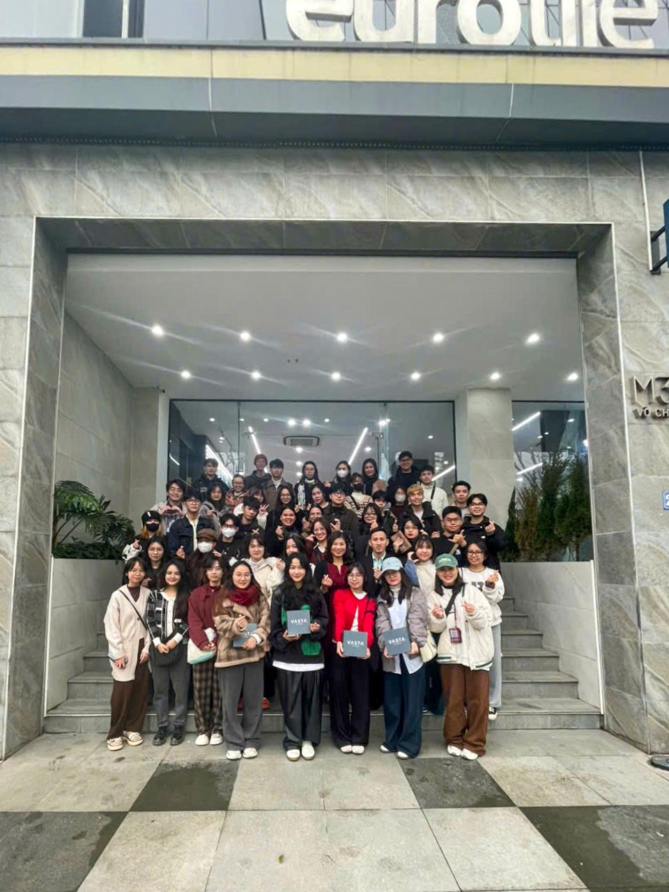 Hơn 100 sinh viên ĐH Kiến trúc Hà Nội tham quan và trải nghiệm tại Eurotile Center Hà Nội | bởi ...