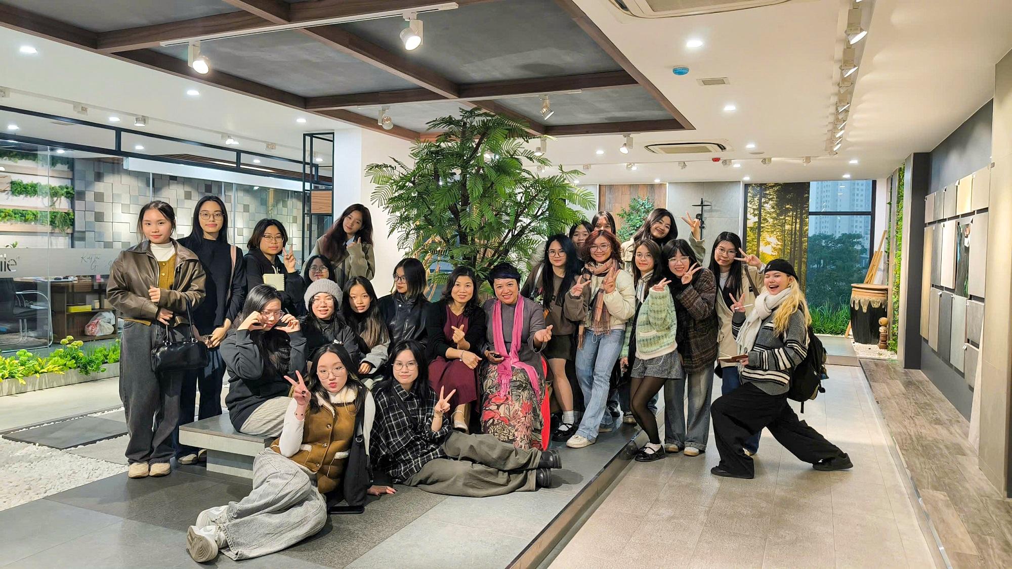 Hơn 100 sinh viên ĐH Kiến trúc Hà Nội tham quan và trải nghiệm tại Eurotile Center Hà Nội | bởi ...