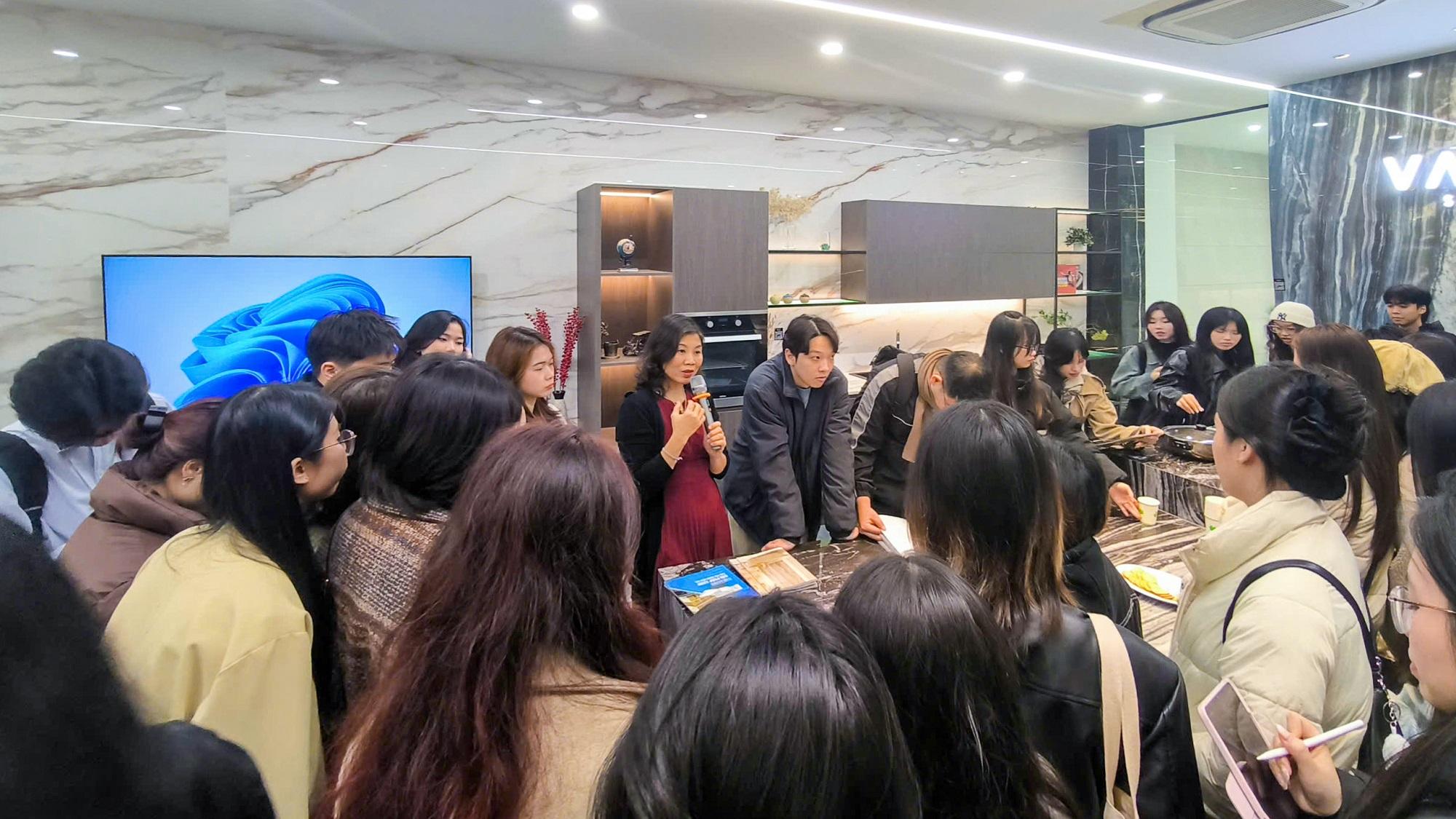 Hơn 100 sinh viên ĐH Kiến trúc Hà Nội tham quan và trải nghiệm tại Eurotile Center Hà Nội | bởi ...