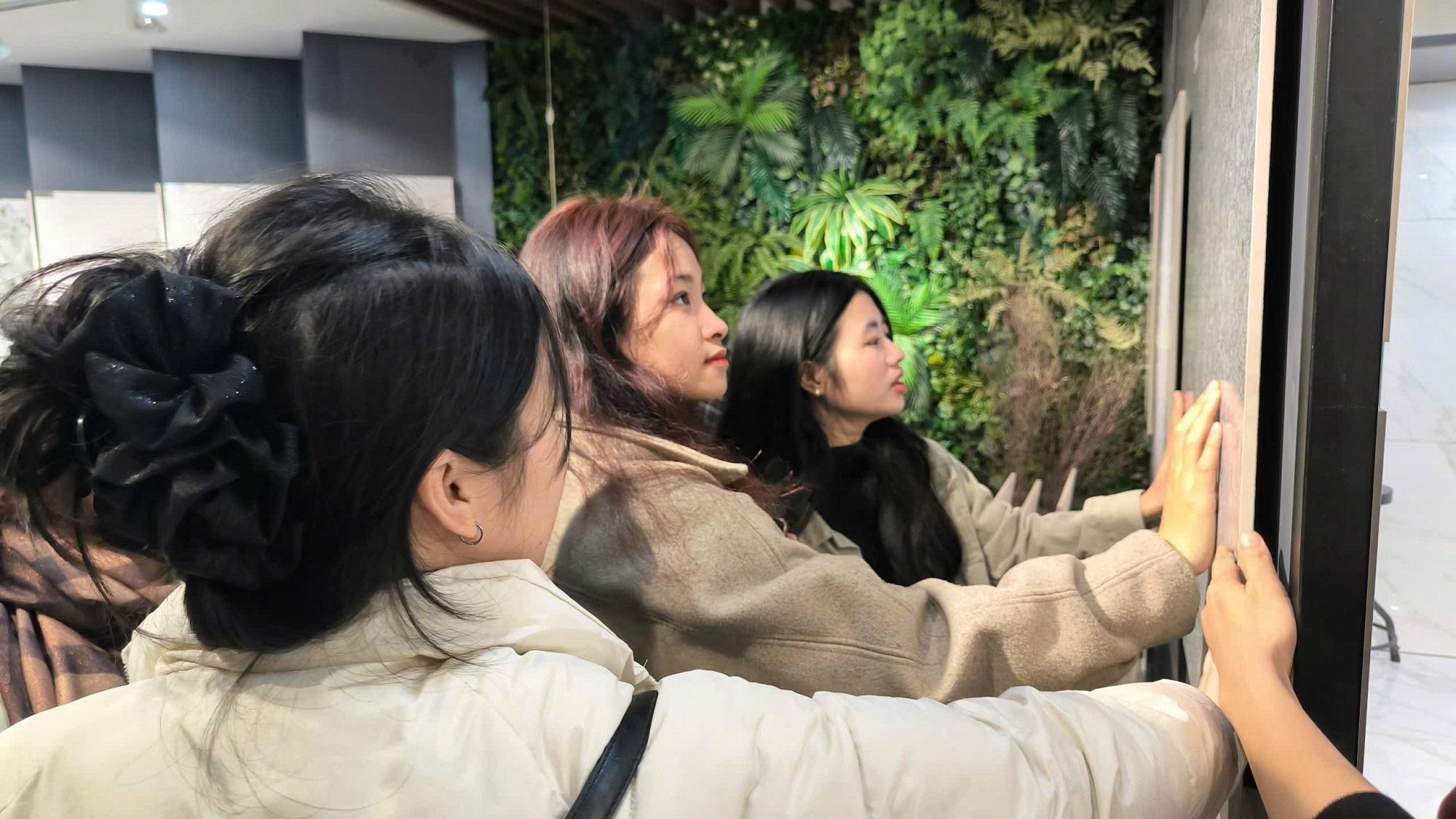 Hơn 100 sinh viên ĐH Kiến trúc Hà Nội tham quan và trải nghiệm tại Eurotile Center Hà Nội | bởi ...