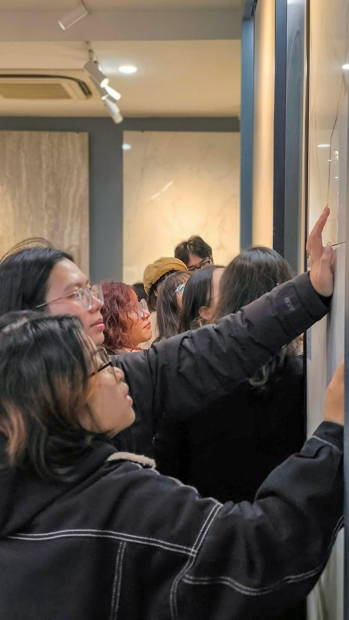 Hơn 100 sinh viên ĐH Kiến trúc Hà Nội tham quan và trải nghiệm tại Eurotile Center Hà Nội | bởi ...